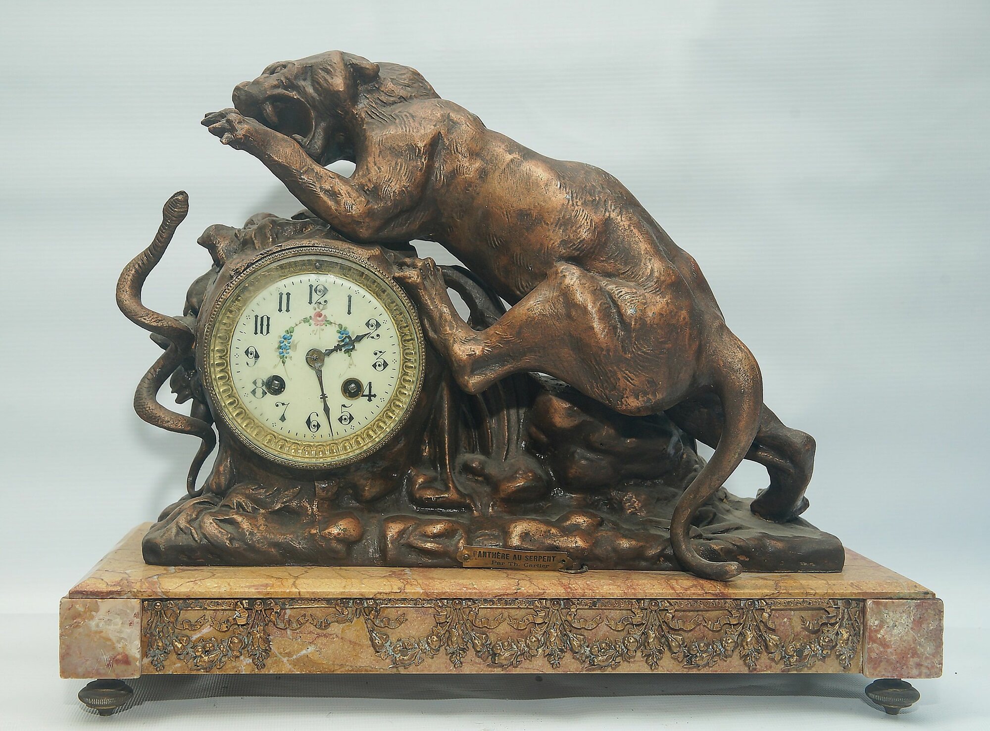 Музейный экземпляр. Антикварные старинные бронзовые каминные часы "Поединок пантеры со змеёй" французского скульптора Томаса Франсуа Картье(1879-1943). Подписаны!