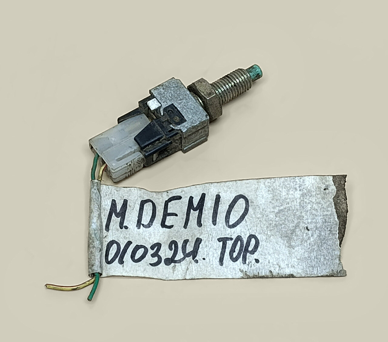 Концевик педали тормоза Mazda Demio 1