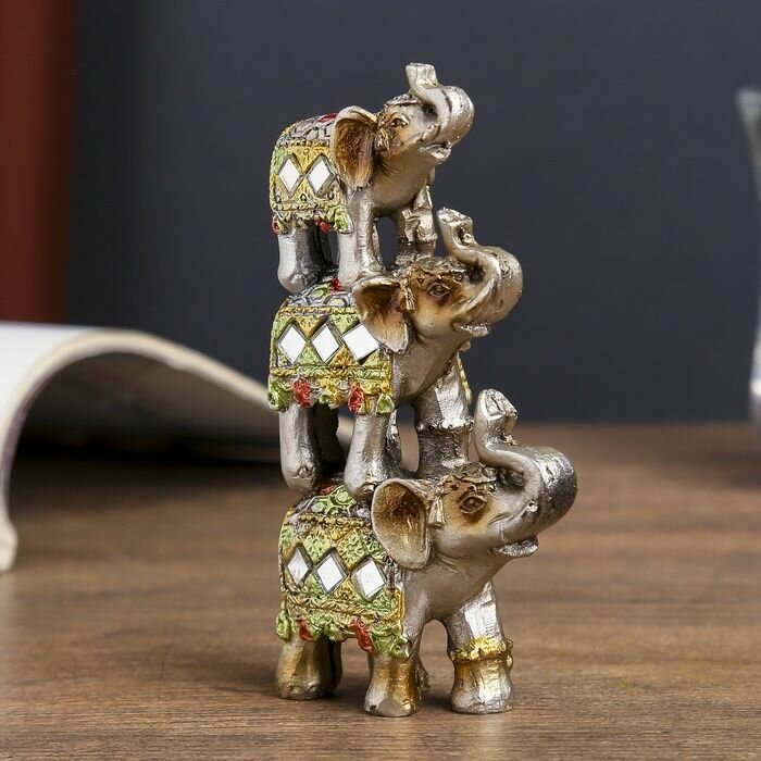 Сувенирная фигурка КНР "Пирамида из трех слонов в попонах с бахромой", полистоун, 11,8х6,7х2,8 см