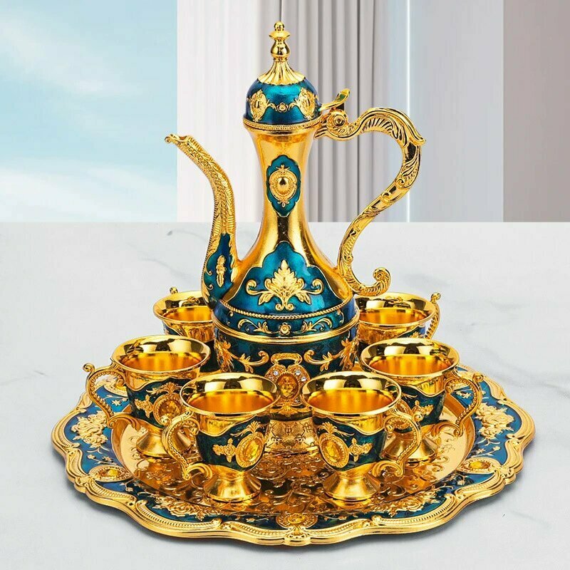 Декоративная фляга для интерьера: комплект с рюмками в старинном стиле