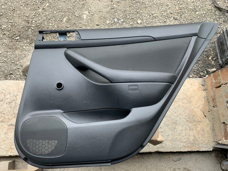 Обшивка двери задняя правая Toyota Avensis T250 67630-05A80-B0