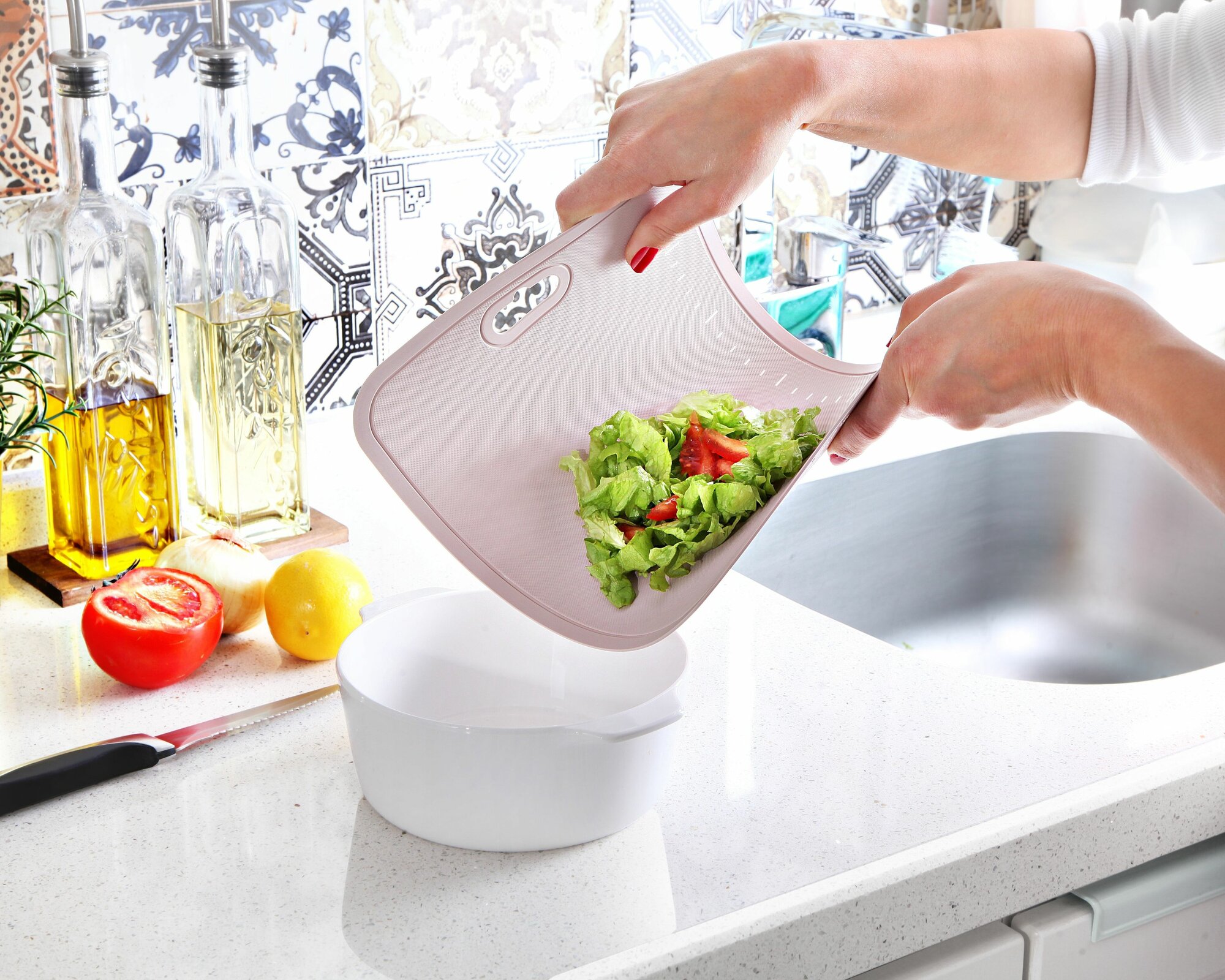 Доска разделочная EmHouse, гибкая, 30 х 20 см, белая, с ручкой - вырезом.