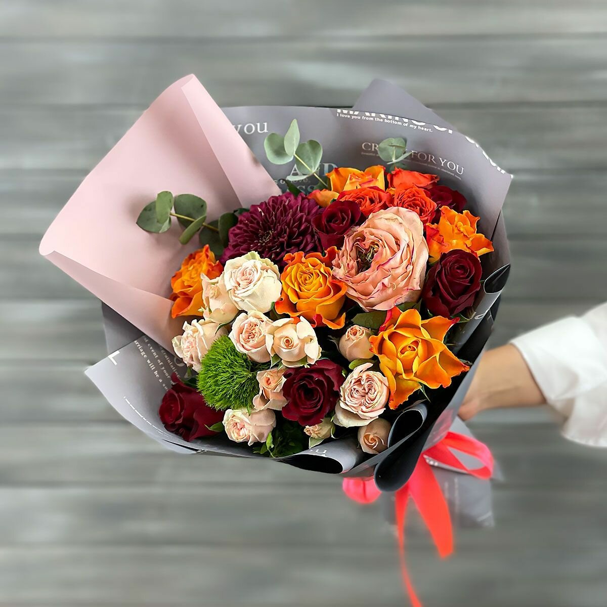 Букет из живых цветов роз, хризантем и гвоздик