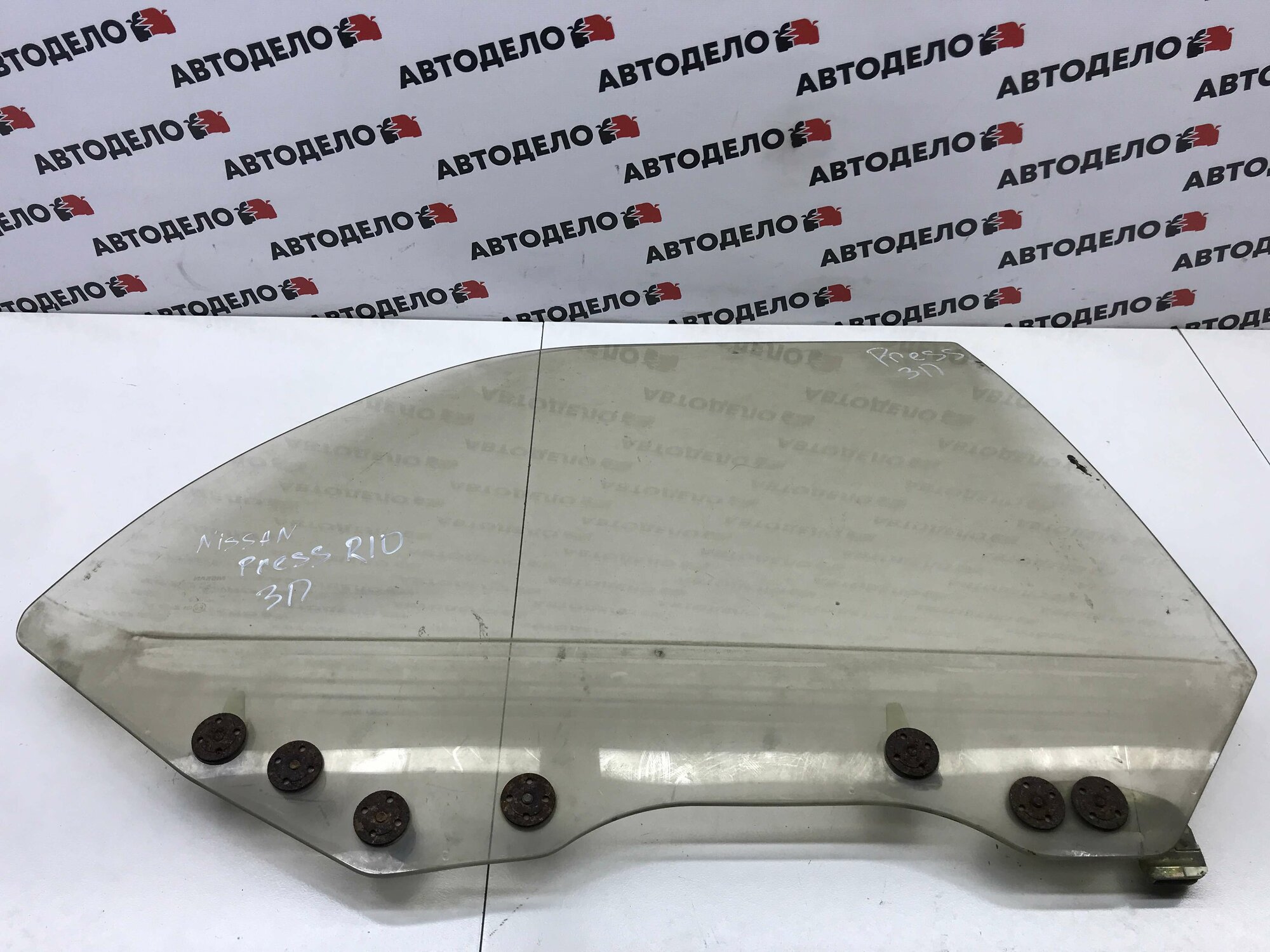 Стекло двери заднее правое Nissan Presea R10 1992г