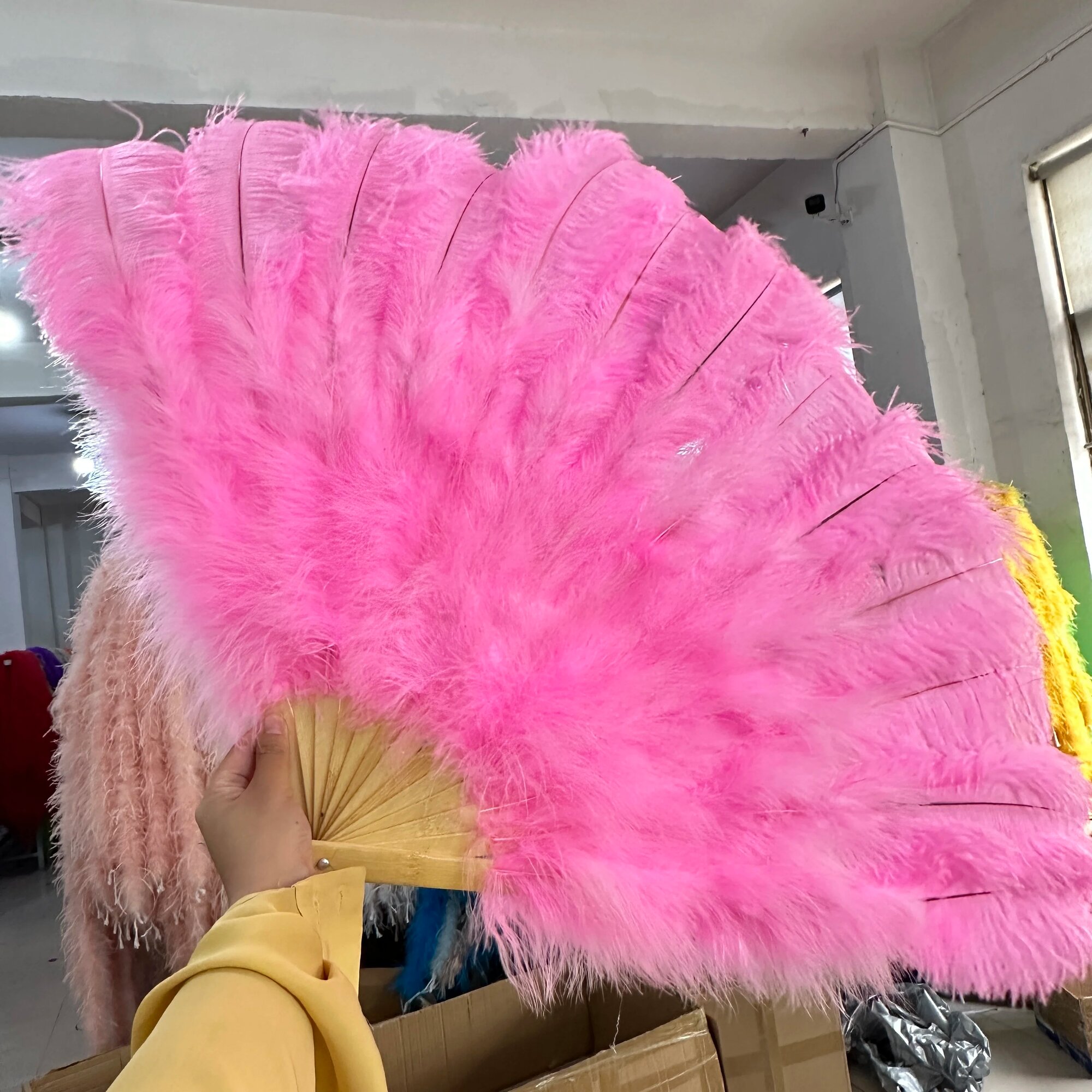 Розовый индивидуальный веер из страусиных перьев 13 костей Розовый, pink, 100cm right 1pcs