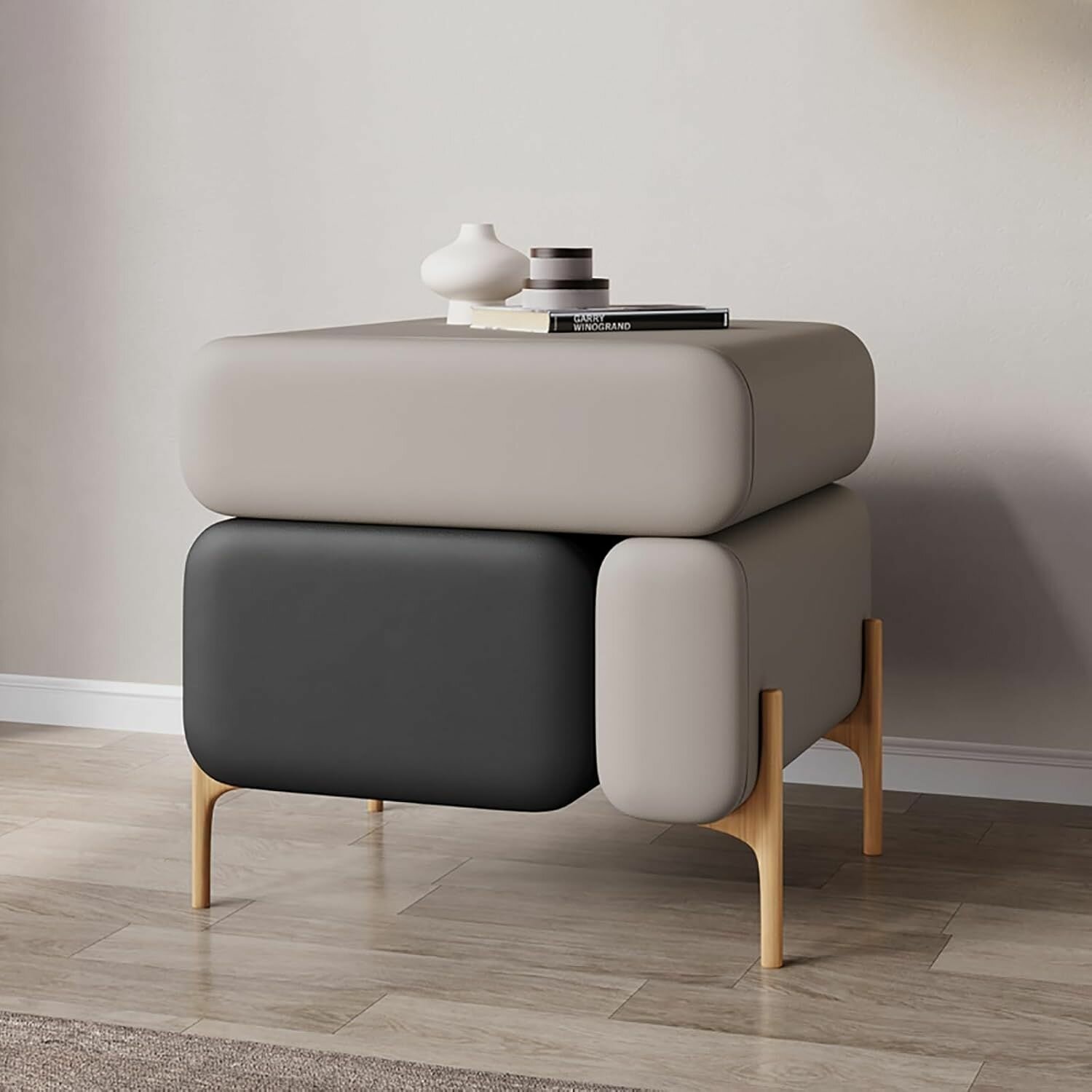 Прикроватный столик в спальне