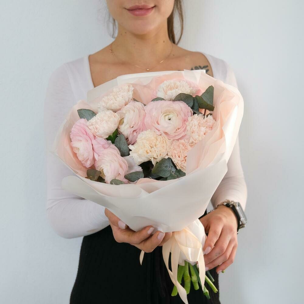 Ранункулюсы (Лютики) и диантусы в нежном букете «Моей красавице»