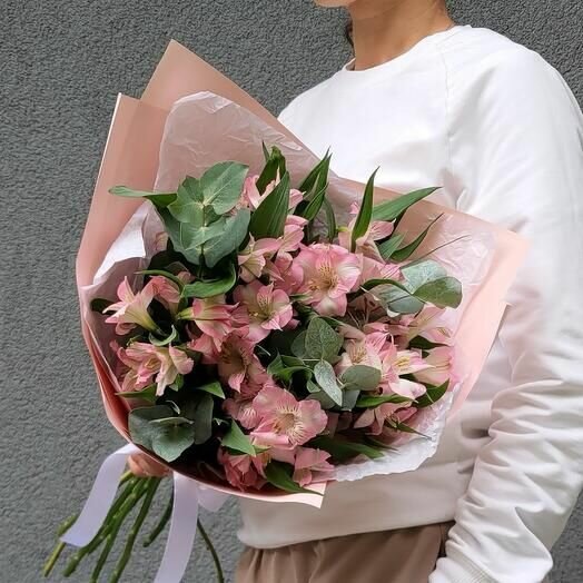 Букет из 7 розовых альстромерий с эвкалиптом, бумага тишью, корейская пленка