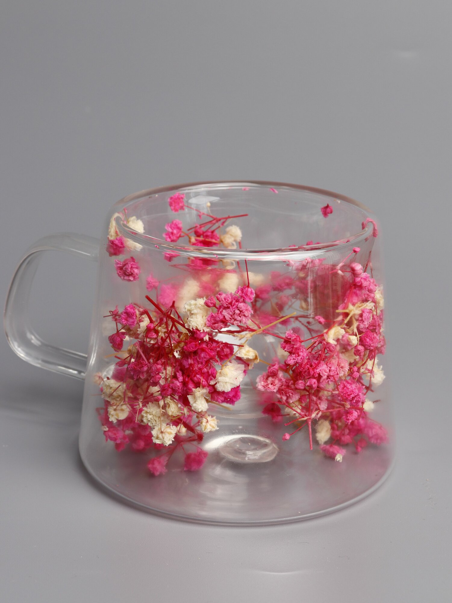 Прозрачная стеклянная кружка с гипсофилами, розовая/бежевая, 200мл