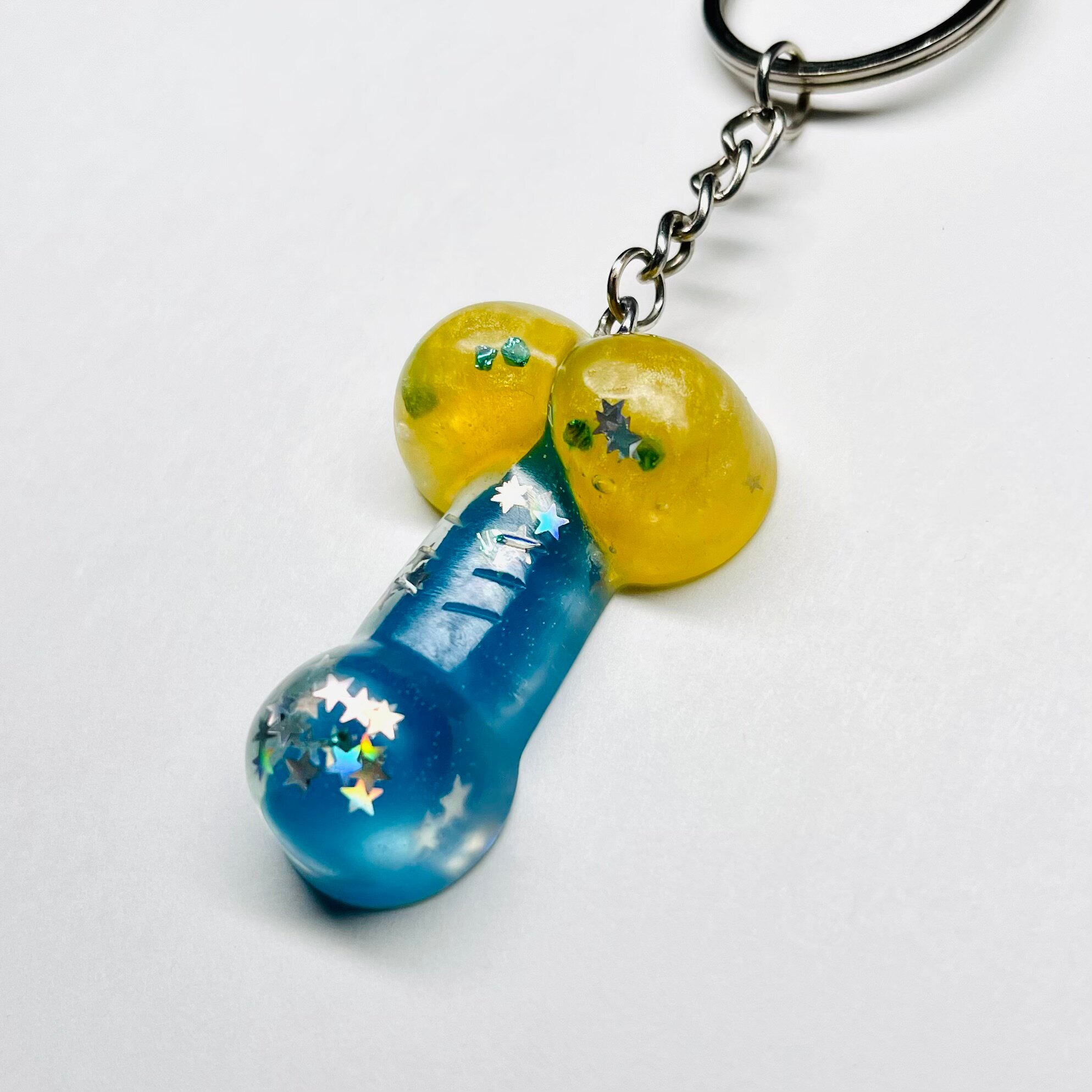 Креативный брелок в форме пениса, инкрустированный голубой пулей, звездами и серебряной поталью EVTUSHENKO ART.