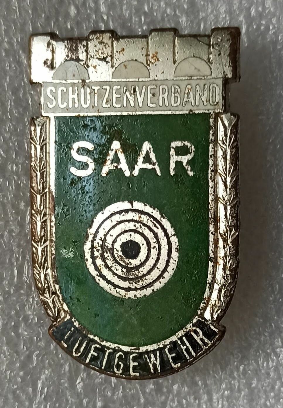 Знак за достижения в спортивной стрельбе саар Германия. Тяжелый, булавка, эмаль, серебрение. Редкий.