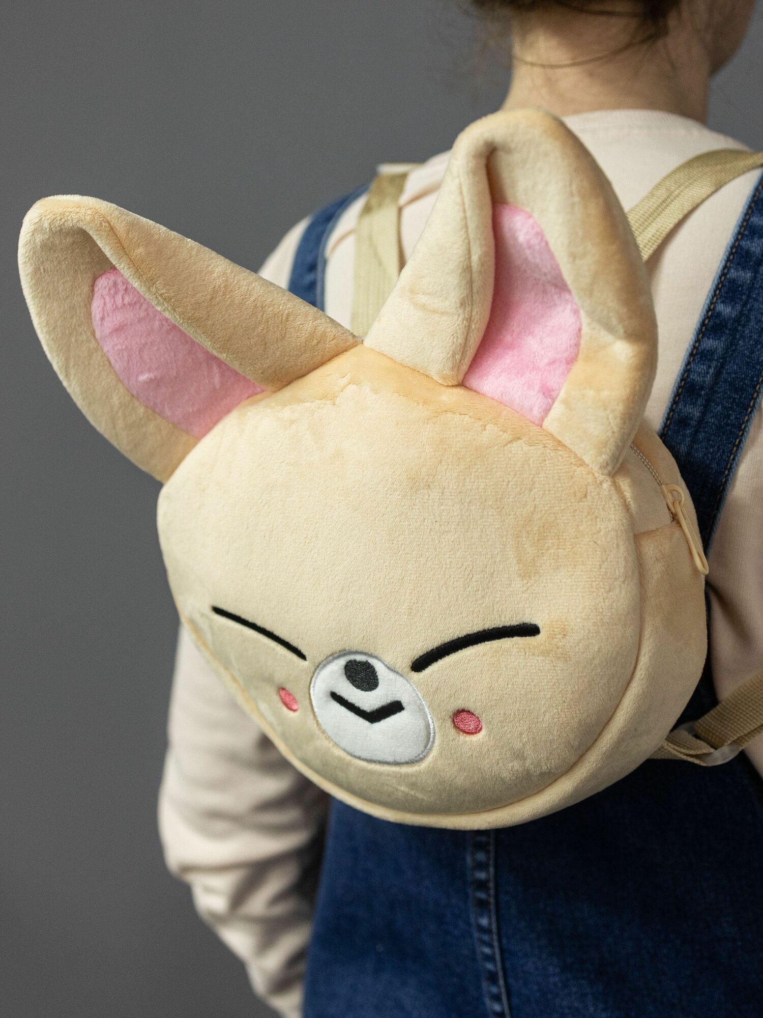 Рюкзак "Чонин" SKZOO, плюшевый, бежевый, с лисичкой, для фанатов Stray Kids