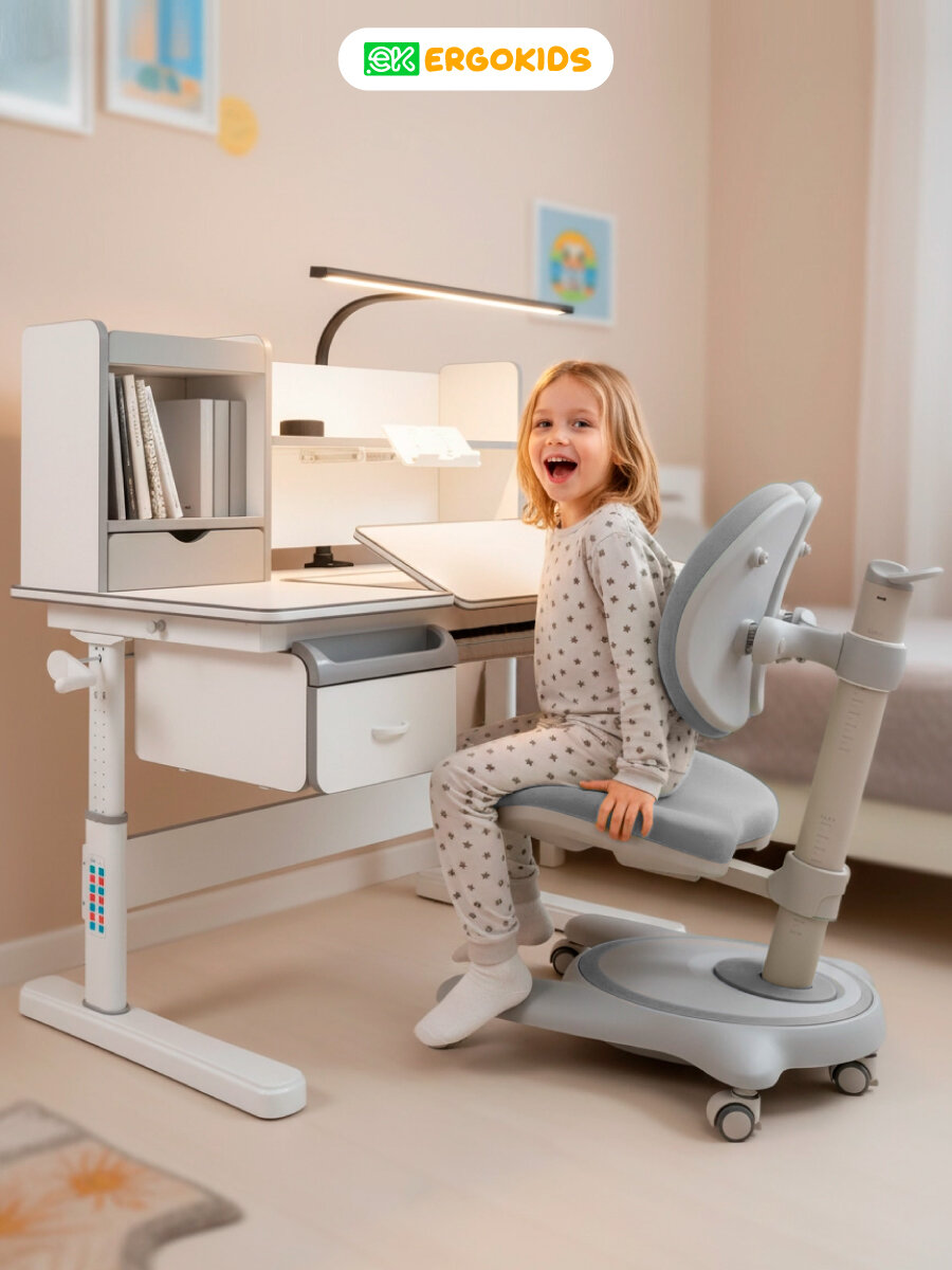 Растущий комплект Ergokids: стол, парта, компьютерное кресло и лампа в подарок