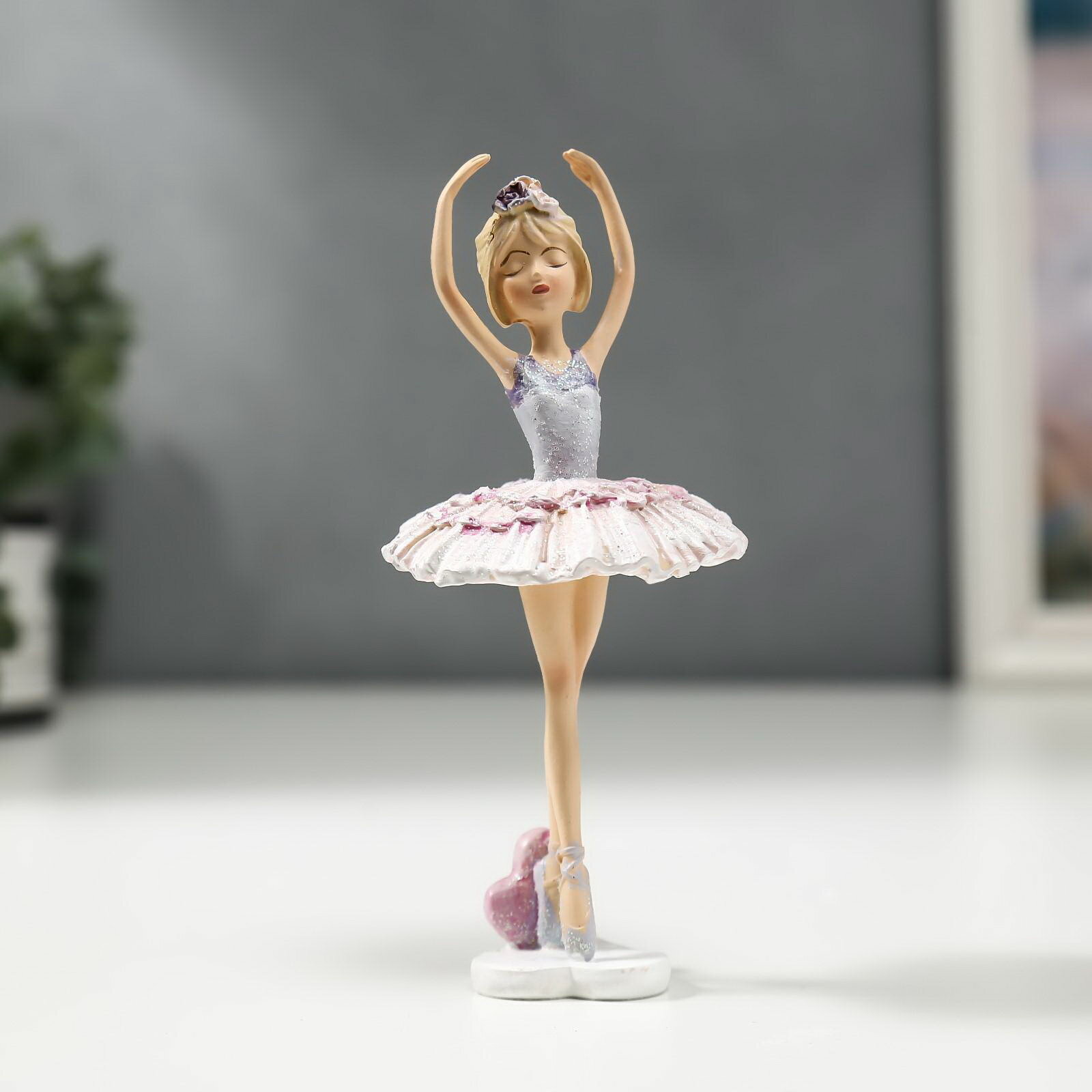 Фигурка полистоун "Балерина розово-голубое платье", 13.5x5.5x6 см