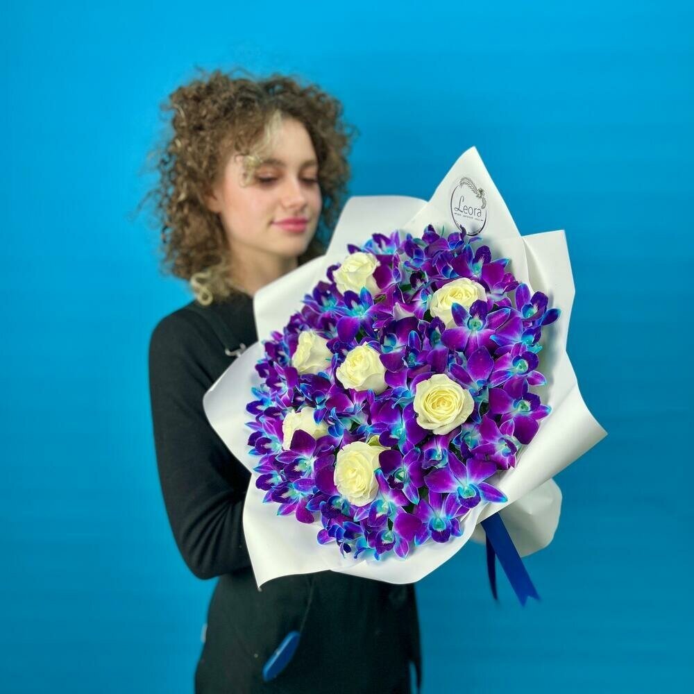 Букет Орхидеи и белые розы в космосе. Авторский букет 579. Leora Flowers дом цветочной моды