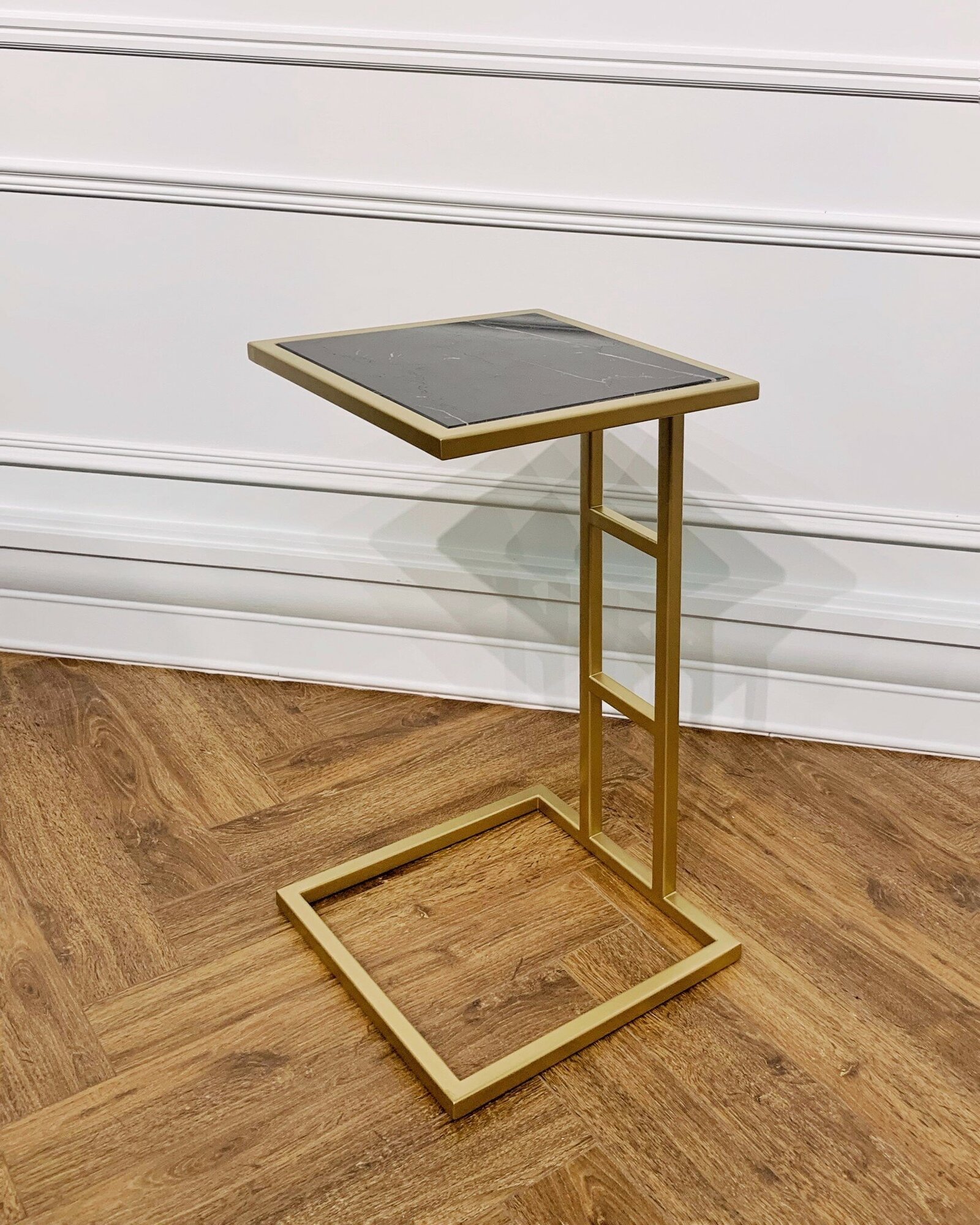 Прикроватный столик For Miss “Прима” со столешницей из темного мрамора