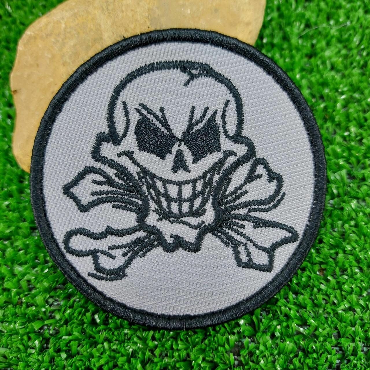 Нашивка ( шеврон патч patch ) тактическая Роджер веселый вышитая на липучке D-7,5 серая