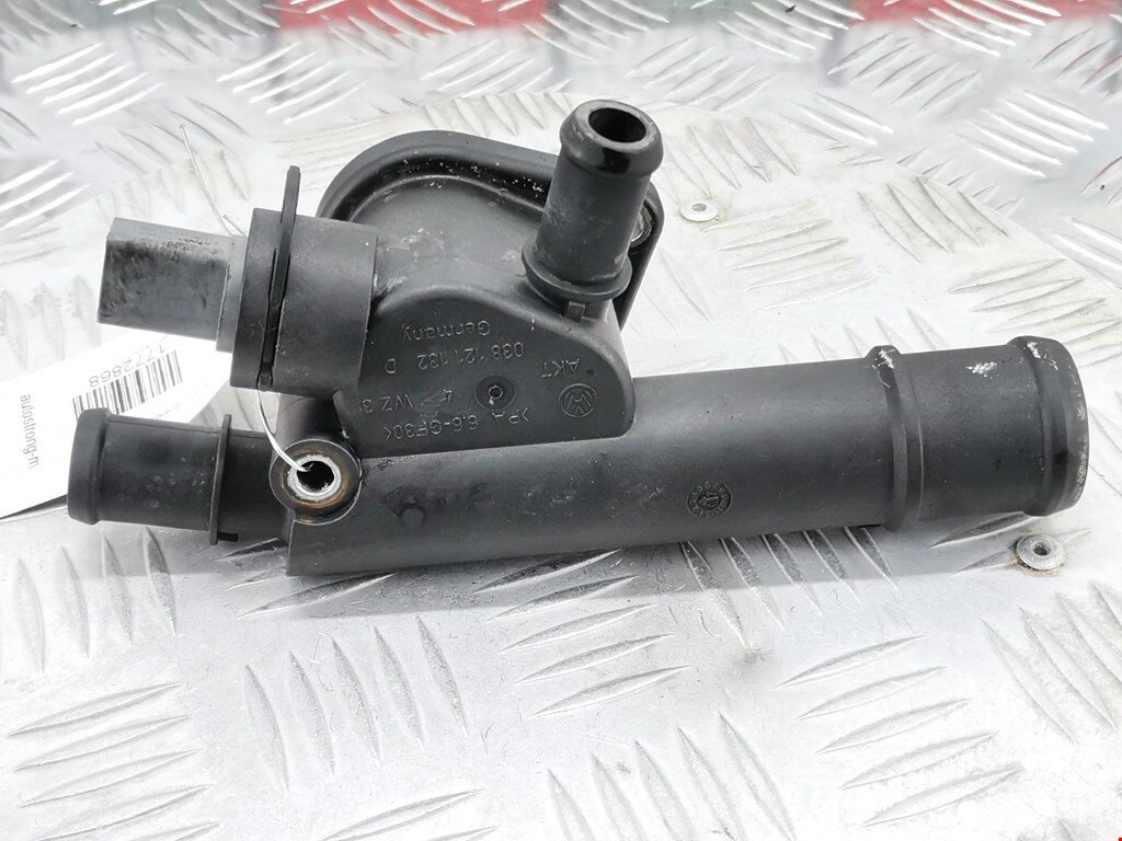 Фланец (штуцер системы охлаждения тройник) Volkswagen Caddy 3 038121132D арт. 1772868