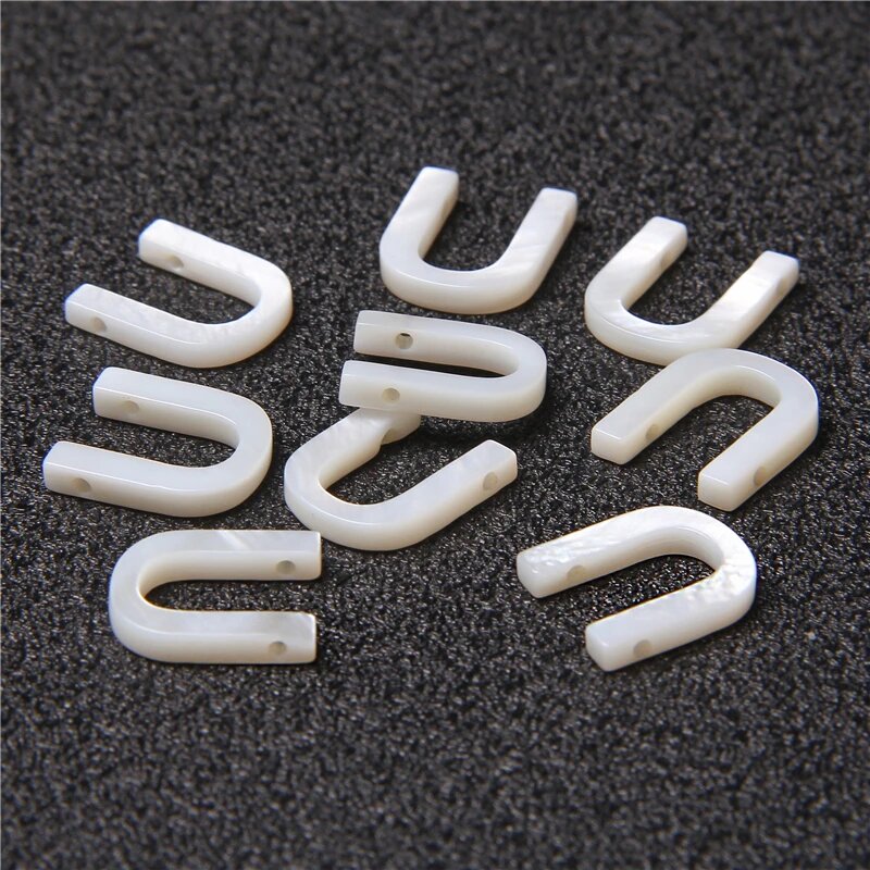 Перламутровые бусины-буквы Vinswet 2 pieces, U 10x12mm