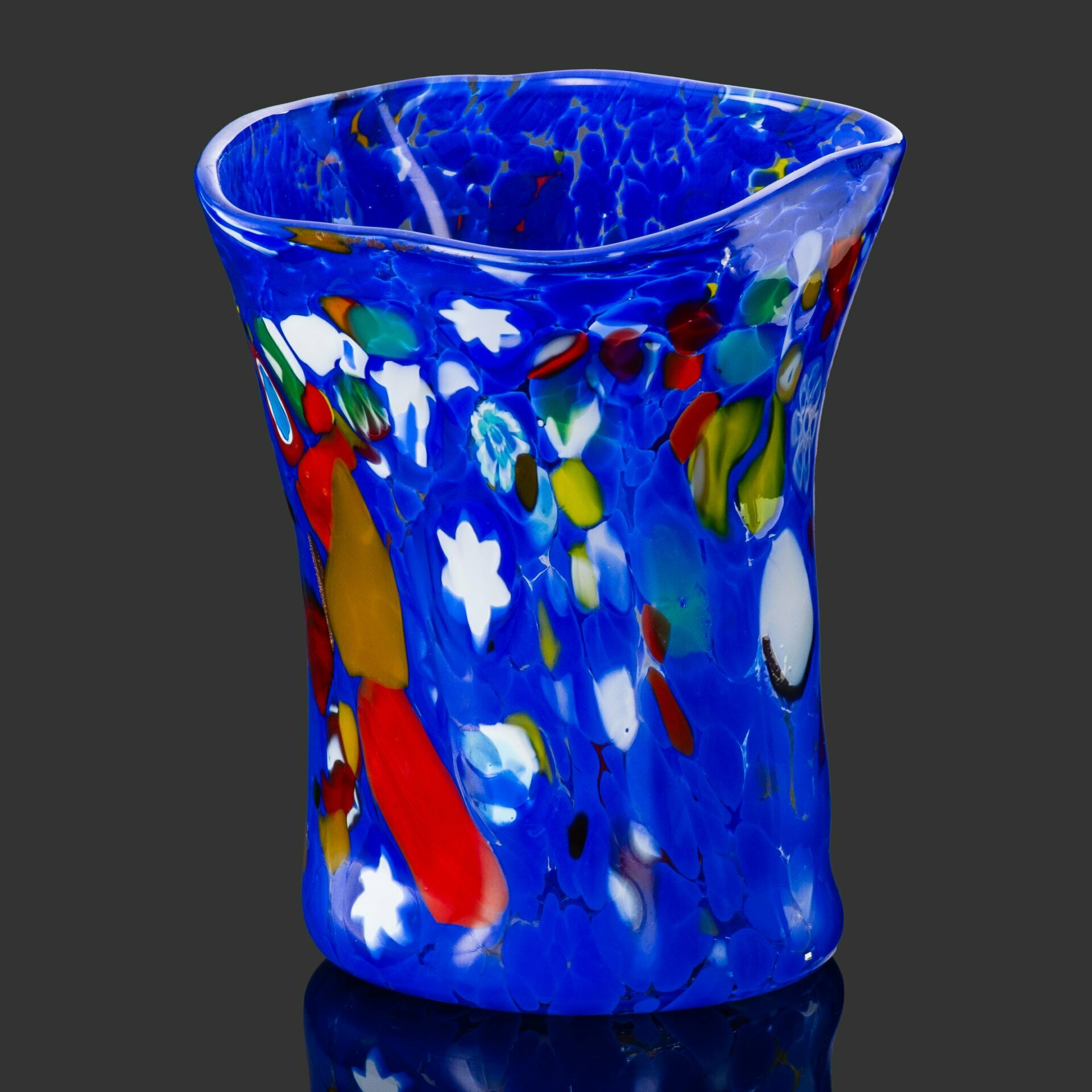 Ваза насыщенно-синего оттенка для небольшого букета в стиле Murano, стекло