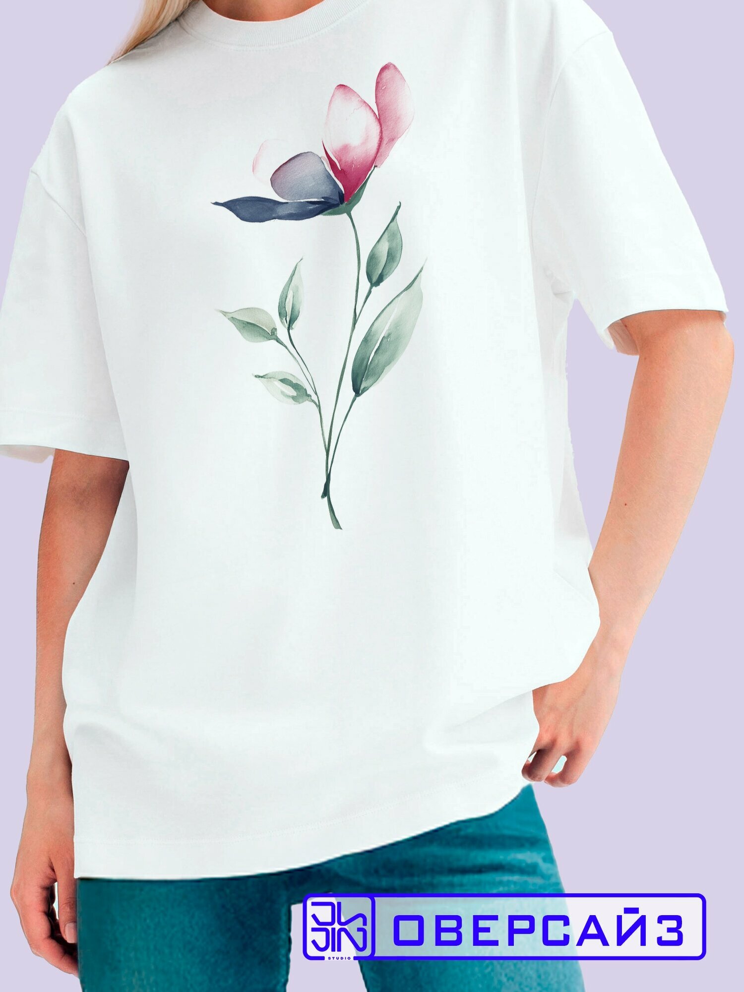 Футболка оверсайз женская с принтом Нежно розовый цветок на ветке с зелеными листьями, цветочные мотивы природы, белый хлопковый трикотаж с прикольным рисунком на груди