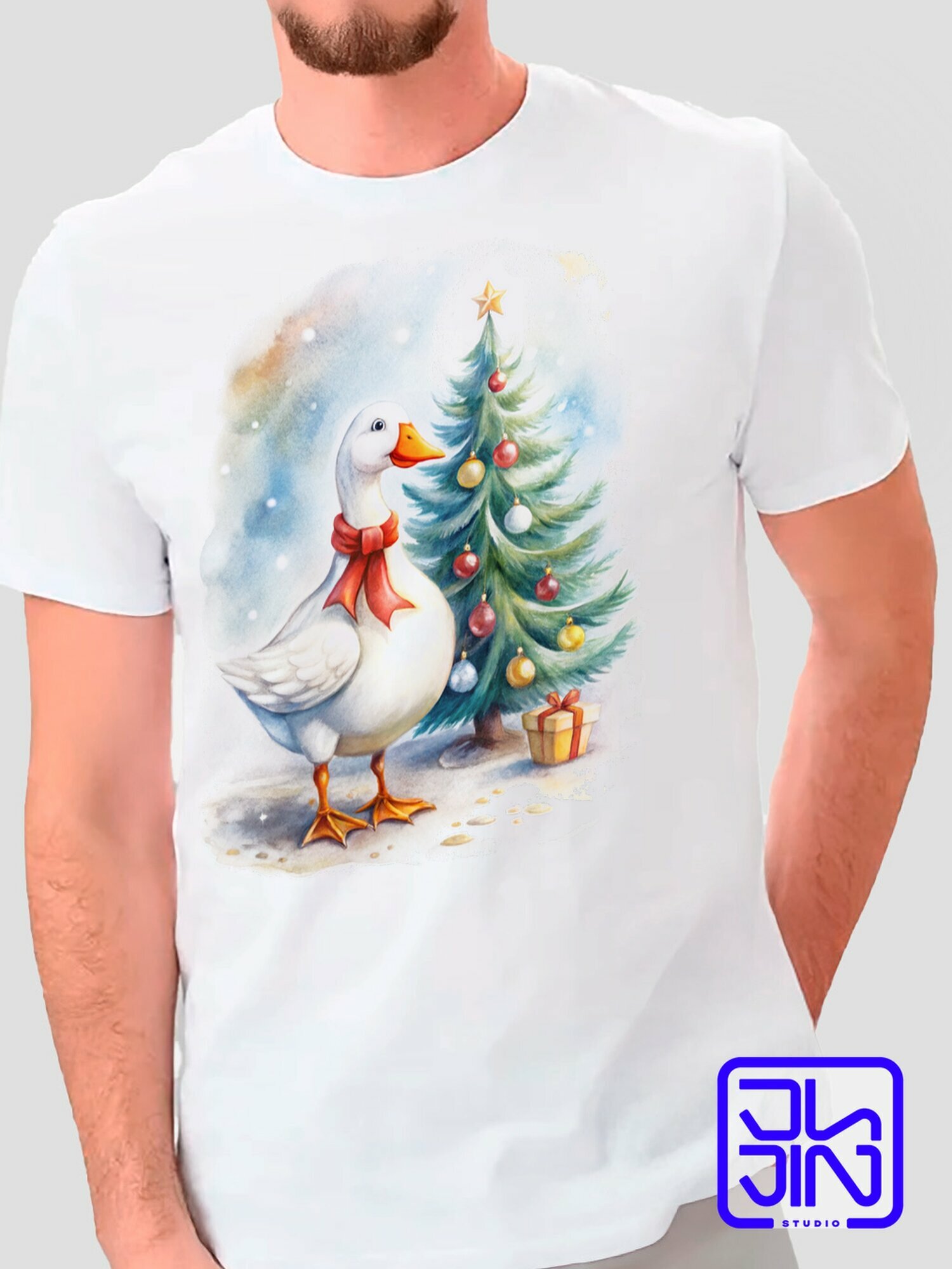 Футболка классическая мужская с авторским принтом Смешной белый гусь с красным бантом у винтажной темно-зеленой елки на Рождество, белый хлопковый трикотаж с прикольным рисунком на груди
