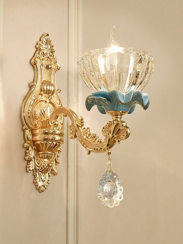 Хрустальный настенный светильник в европейском стиле, может быть установлен на заднем плане гостиной, у прикроватной тумбочки в спальне, на стене у прохода.