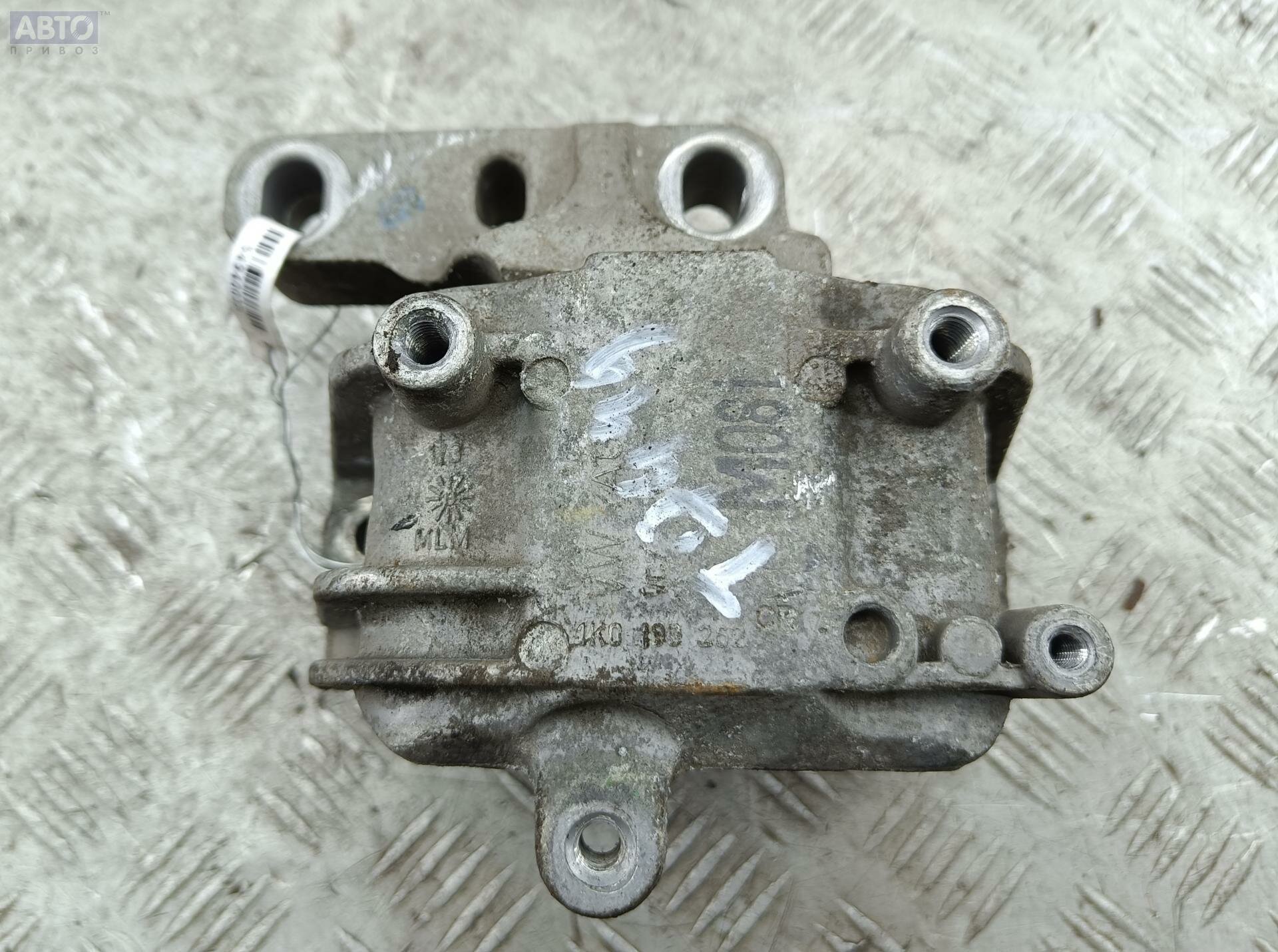 Подушка крепления двигателя Volkswagen Passat B7