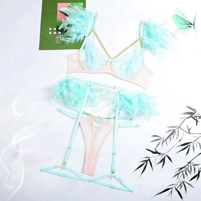 Комплект нижнего белья с рисунком в виде перьев, включающий в себя бикини-бюстгальтер с вырезами и сексуальные стринги.