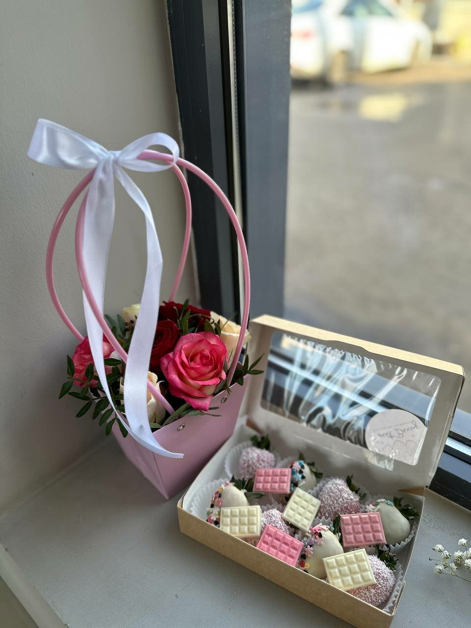 Композиция "Комбо-Набор Цветочный Микс Sweet Berry" из 5 роз Mix и набор клубники в шоколаде
