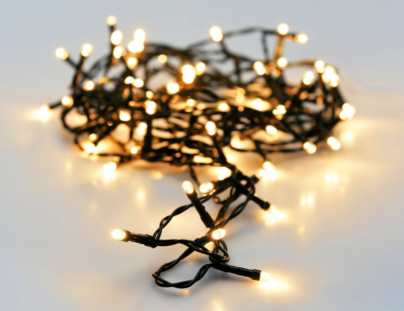 Светодиодная гирлянда на батарейках Koopman, 96 экстра тёплых белых LED-огней, 7.2+0.5 м, контроллер, таймер, черный ПВХ, уличная, Koopman International AX9810340