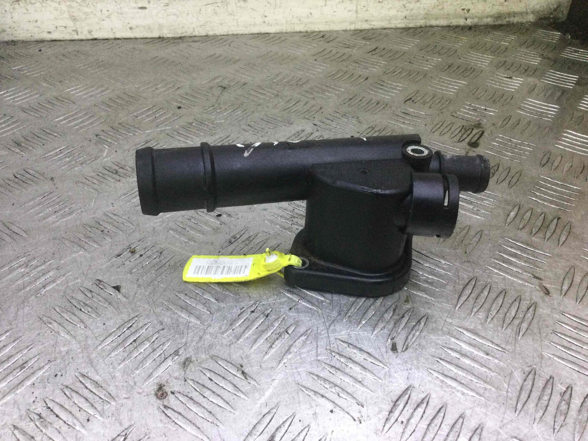 Б/У Фланец (тройник) системы охлаждения Audi A4 B7 (2004-2008) 2006 г.