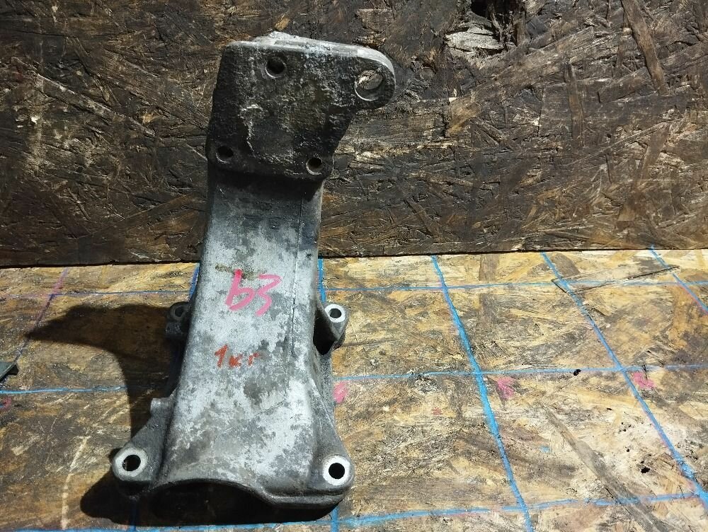 Кронштейн двигателя Фольксваген Пассат Б3 1,8 Б/У с пробегом