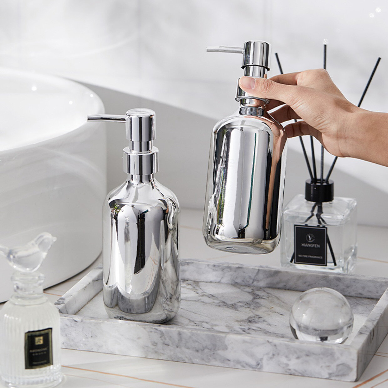 Современный двухцветный флакон-дозатор жидкого мыла золотого и серебряного цветов