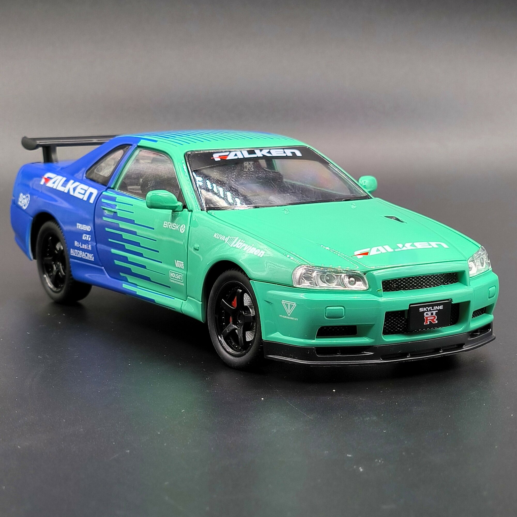 Машинка металлическая Nissan Skyline GT-R R34 Falken (Ниссан Скайлайн ГТ-Р Р34 Фолкен) инерционная. Масштаб 1:24