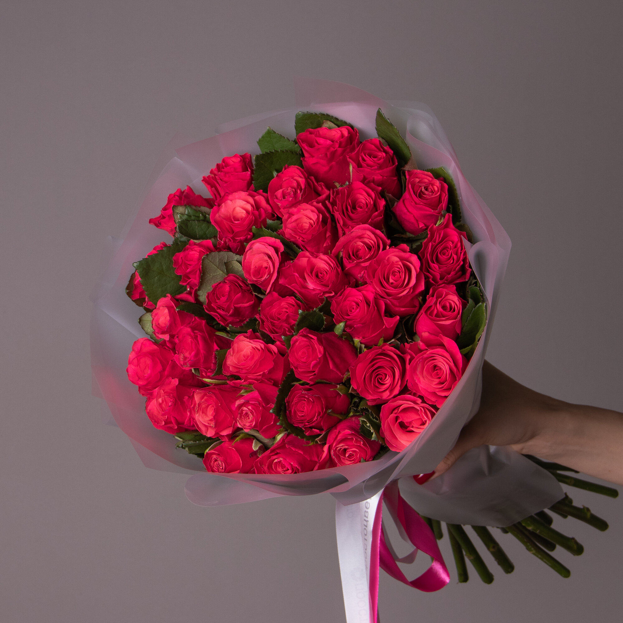 Букет из малиновых роз 35 шт Высота 50 см в коробке и аквабоксе от "Простоцветы"