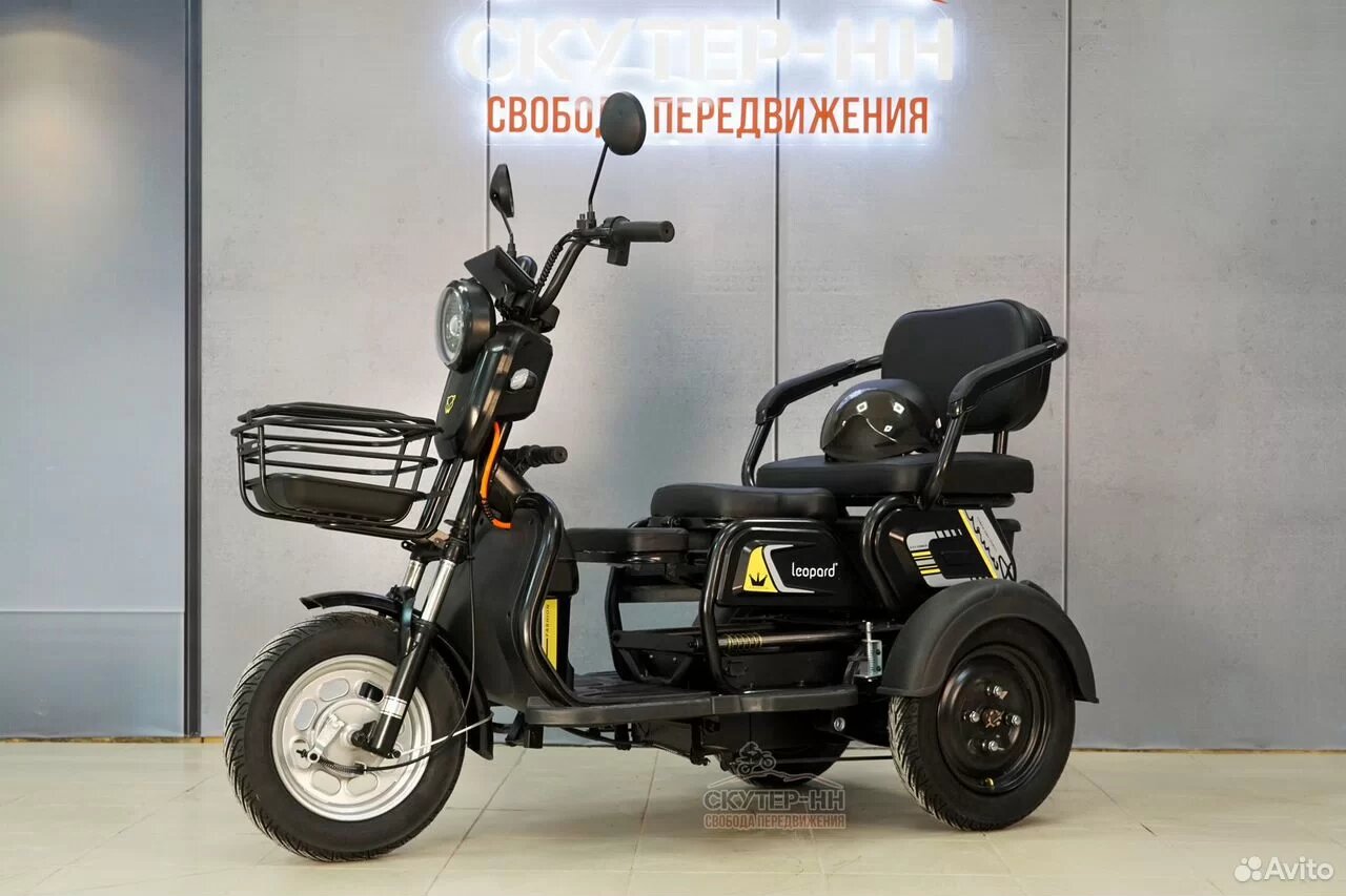 Трехколесный электроскутер (трицикл) 3-ех местный 1000w 60v 25Ah черный, на моторе (240w)