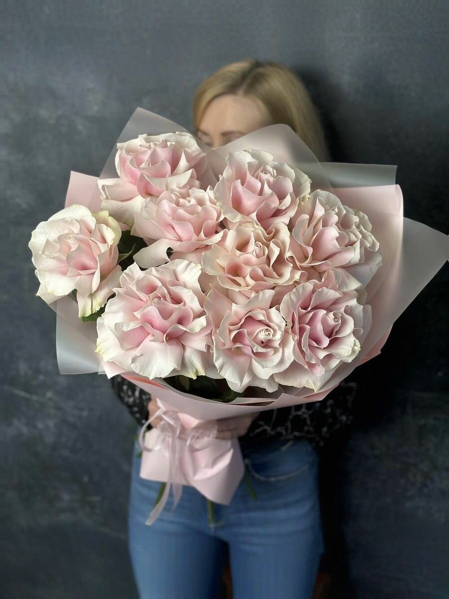 Розовые французские розы