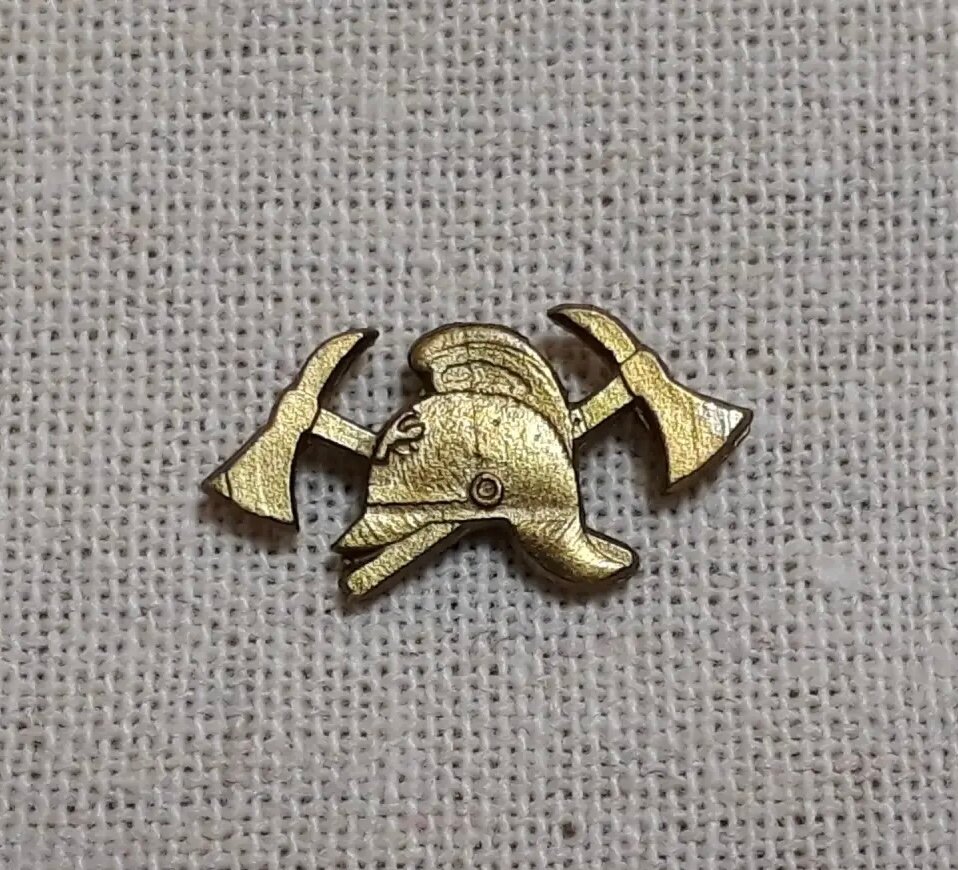 Тяжелый знак фрачник Пожарный шлем
