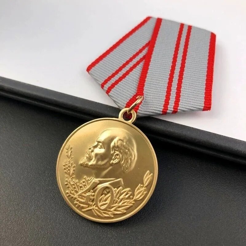 Точная копия исторической медали CCCP. Золотистая медаль с изображением Ленина