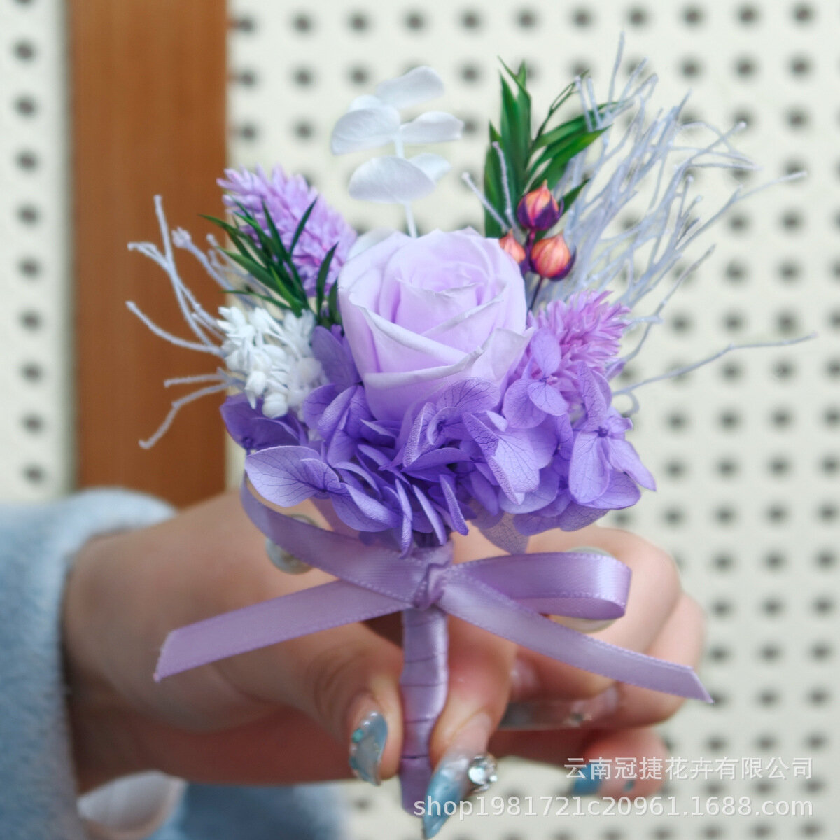 Букет из гортензий в винтажном стиле — изысканный и роскошный свадебный сувенир для жениха и невесты, дополненный брошами и бутоньерками из засушенных роз.