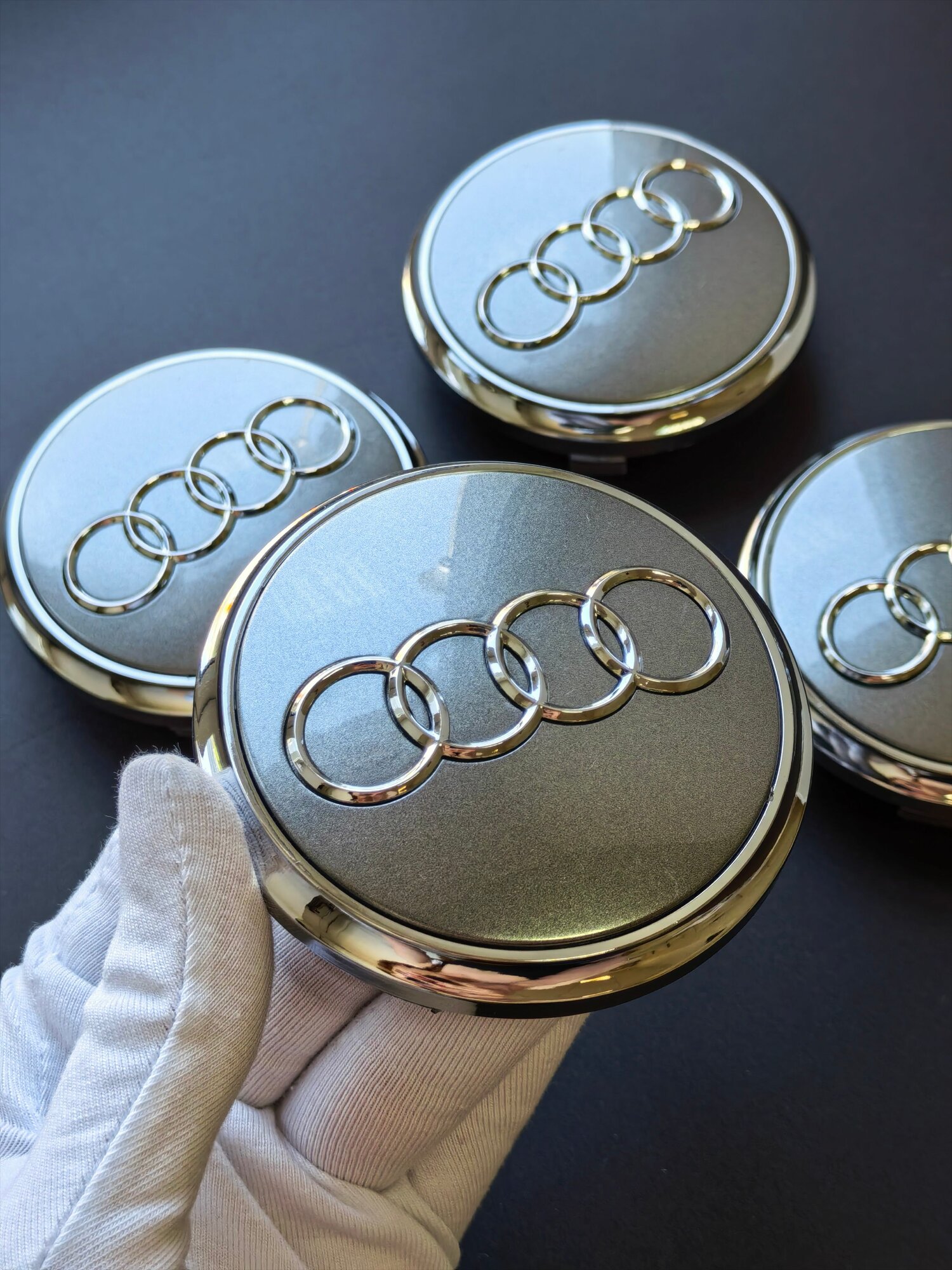 Заглушки на литые диски Audi Q7 4шт. Колпачки на ступицу оригинальных дисках Ауди 77мм графит