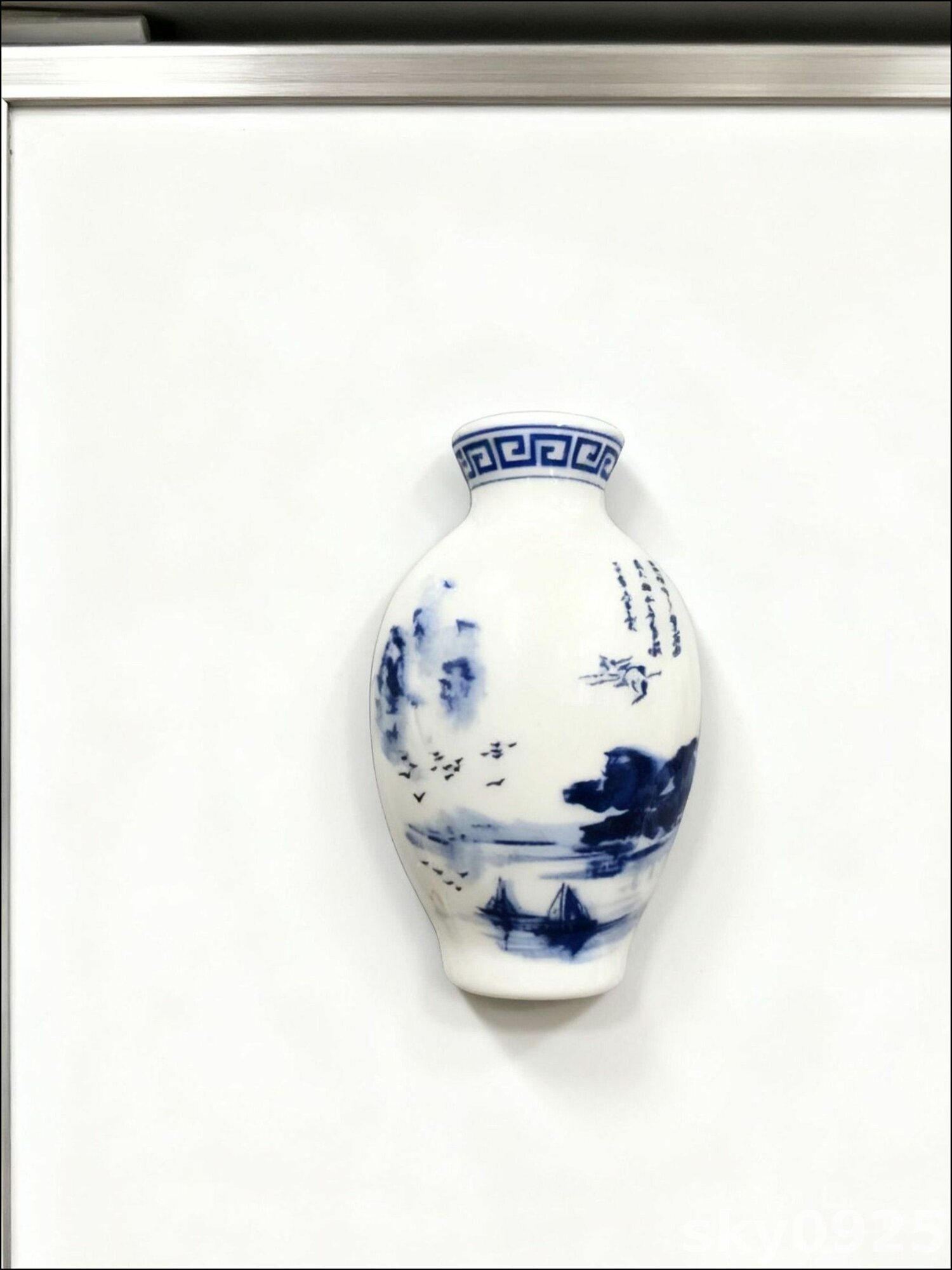 Магнит для холодильника в виде керамической вазы