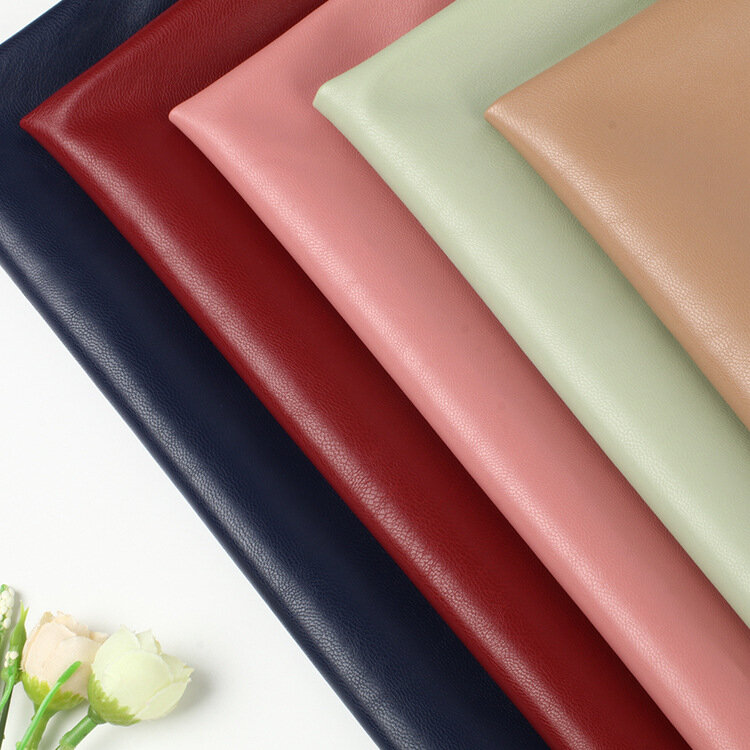 Кожаная ткань, искусственная кожа, мягкая обивка, узор под овчину, износостойкая, основа из искусственного хлопкового велюра, эластичная, используется для одежды, сумок и мебели.