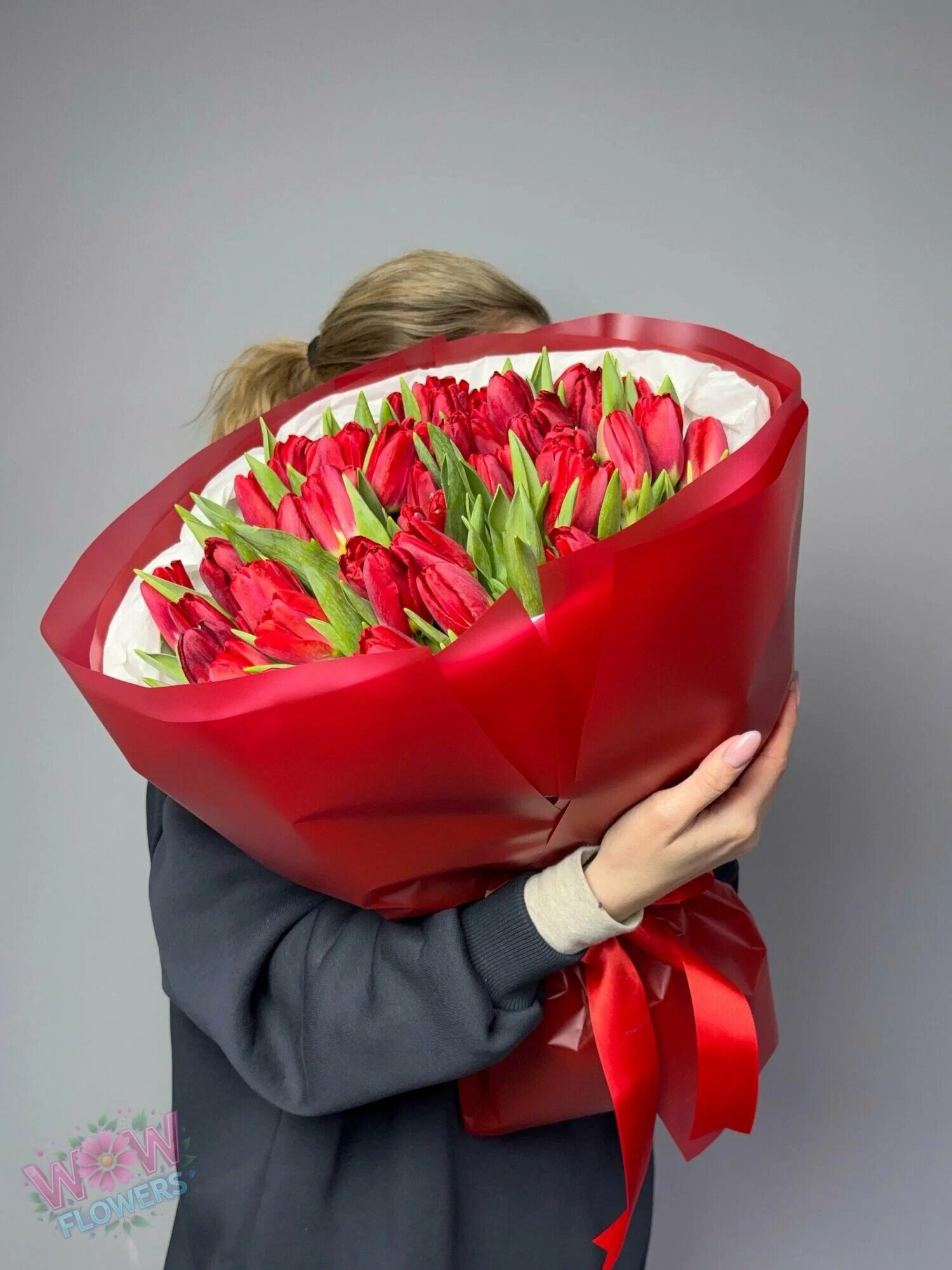 WOW Цветочки | Огненный Взгляд: роскошный букет из 49 алых тюльпанов – купить с доставкой
