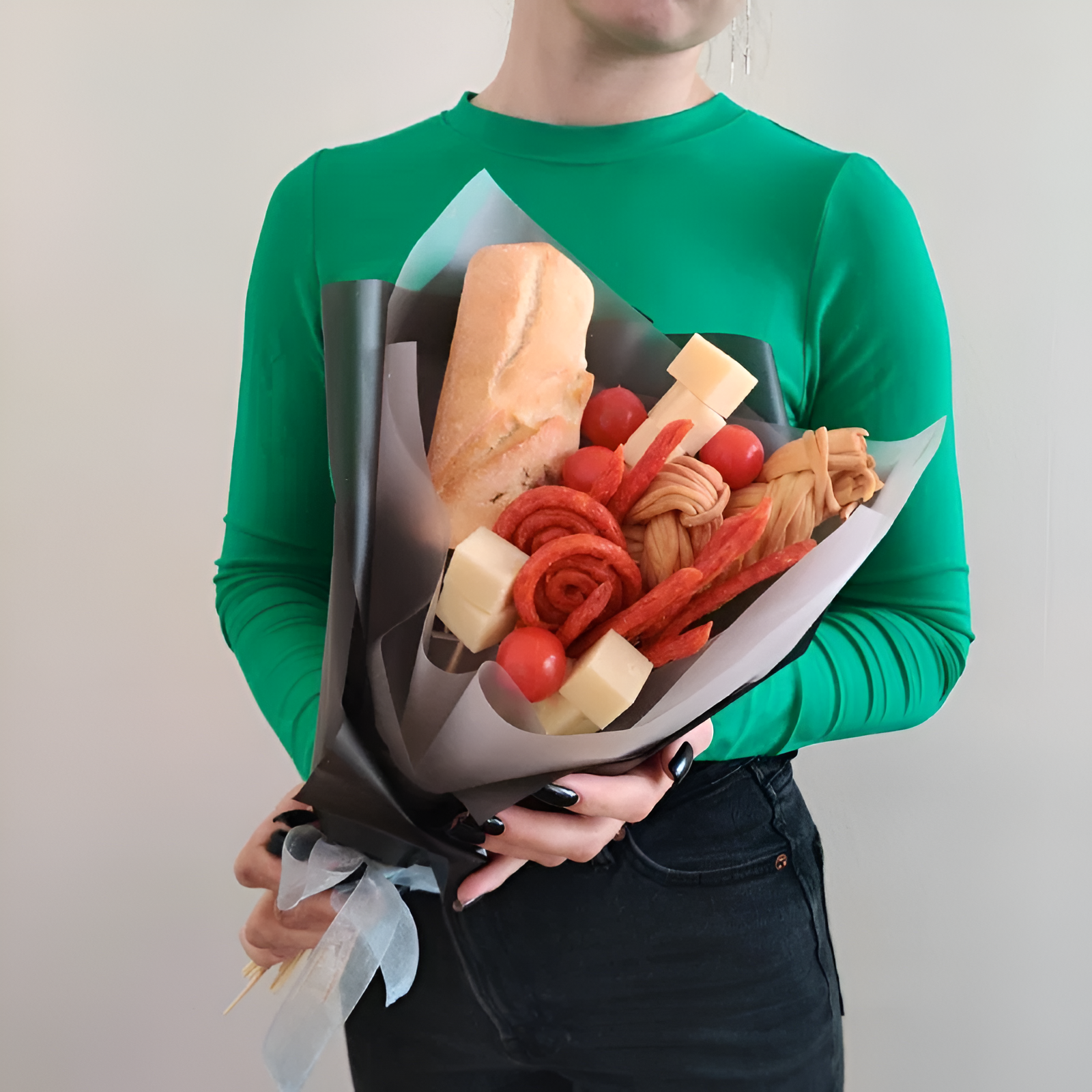 Съедобный мужской букет на 23 февраля «Мясная симфония» — оригинальный подарок для настоящих гурманов!