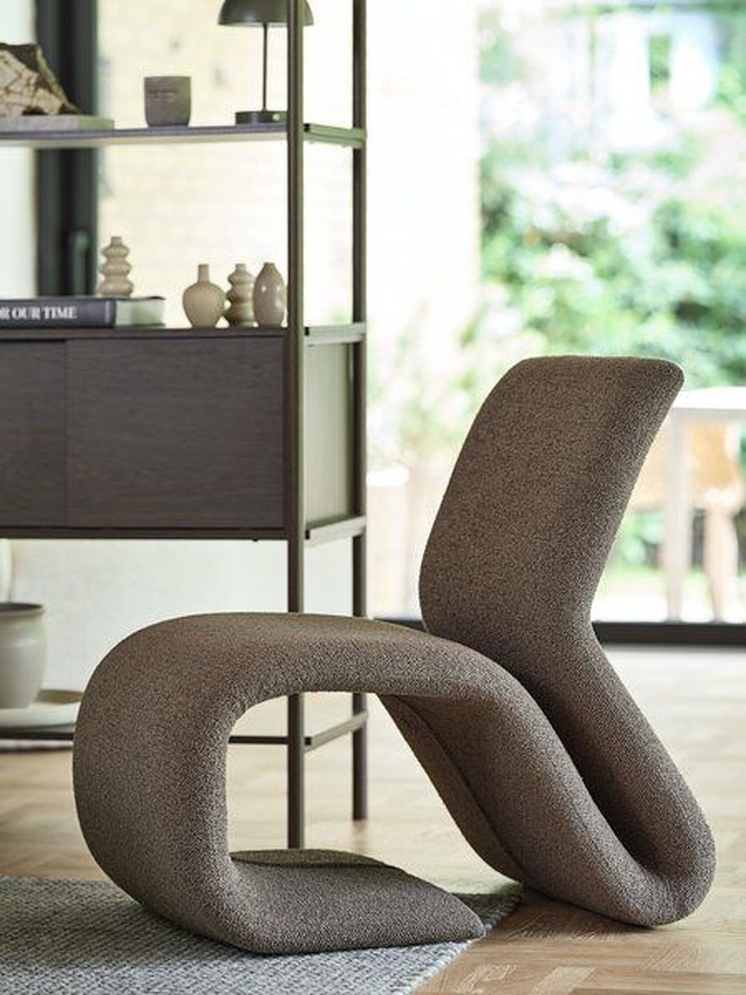 Кресло изогнутой формы Jysk GULDBJERG , цвет темно-песочный Ш54 х В80 х Г79 см.