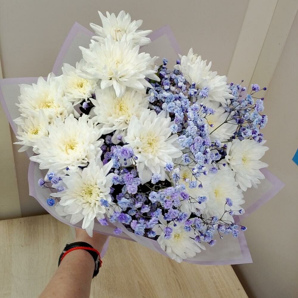 Авторский букет цветов из белых кустовых хризантем и цветной гипсофилы "Purple Novel Joy" для неё