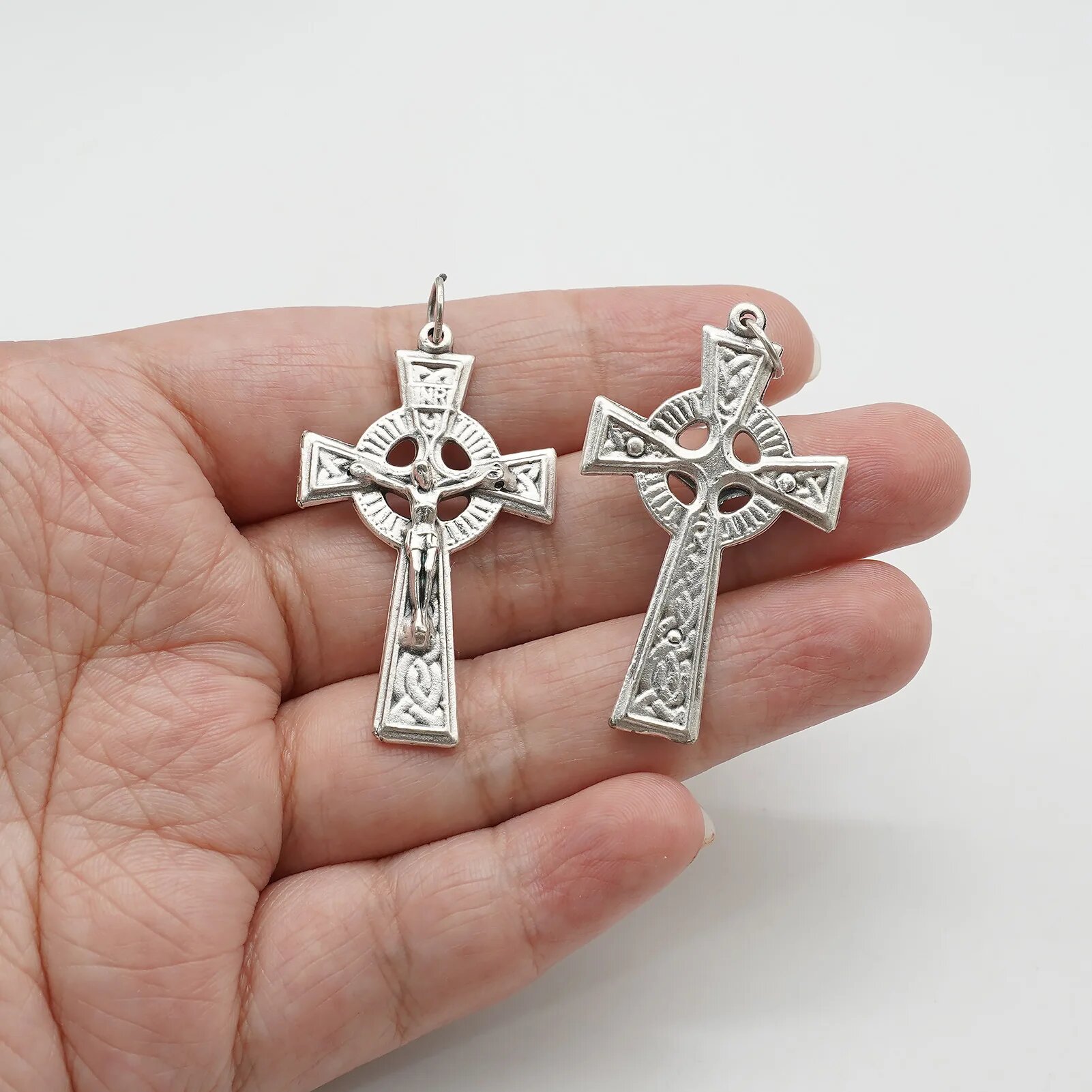 Кельтская подвеска-крест с цветочным принтом