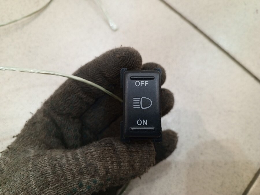 Кнопка включения противотуманных фар от Nissan X-trail T31 2007-2015